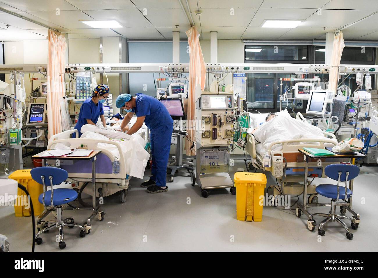 Icu patient female hi-res stock photography and images - Alamy