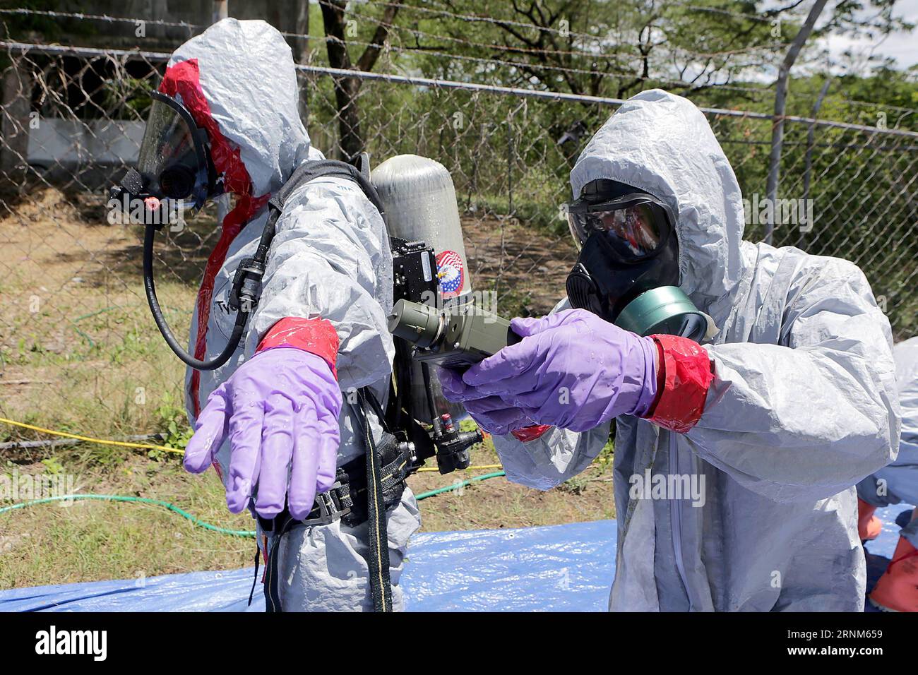 Soldier wearing hazmat suit hi-res stock photography and images - Alamy