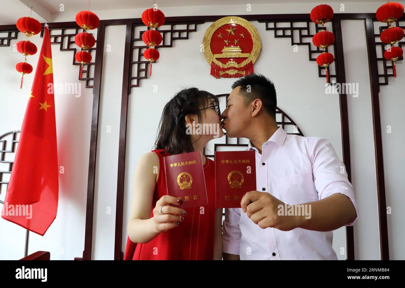 Chinese couples show marriage hi-res stock photography and images - Alamy