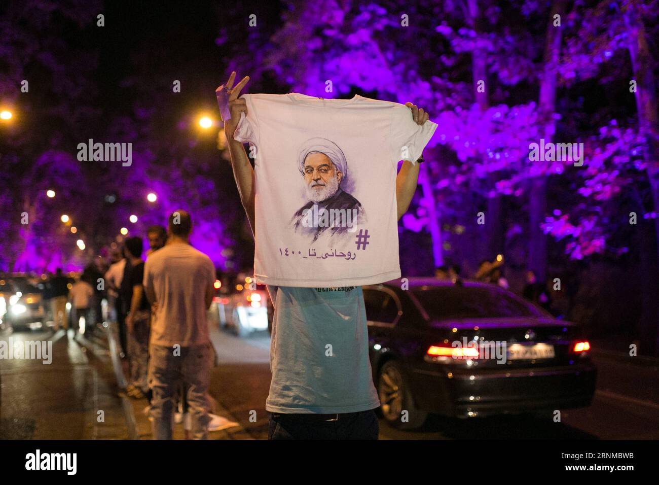 (170521) -- TEHRAN, May 21, 2017 -- A supporter of Iranian President ...