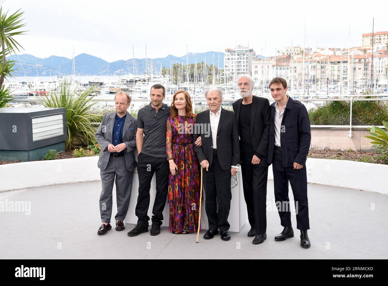 (170522) -- CANNES, May 22, 2017 -- Actress Isabelle Huppert (3rd L ...