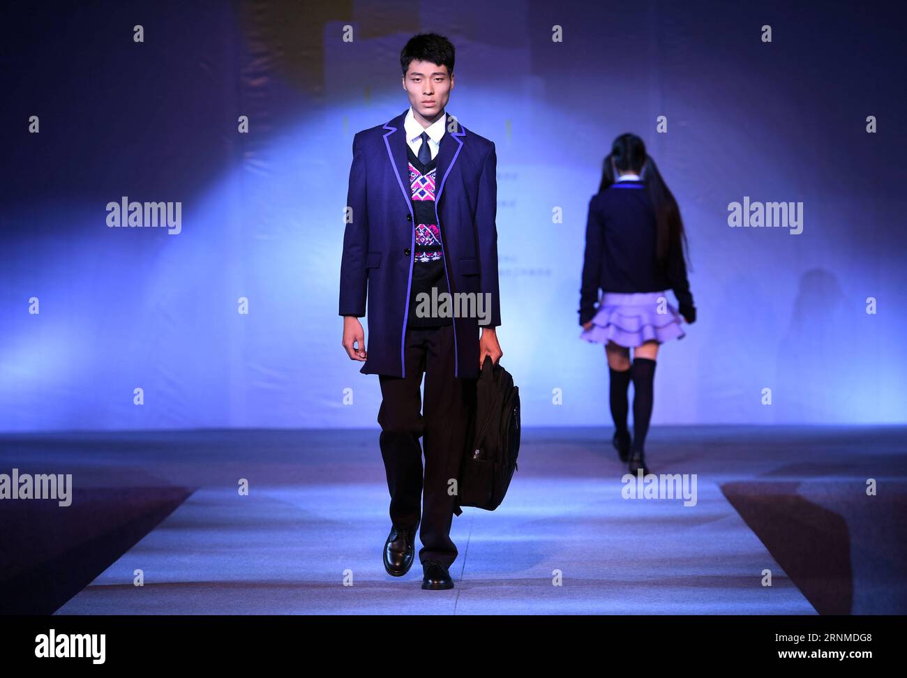 (170524) -- YIYANG, May 24, 2017 -- Models present creations of school ...