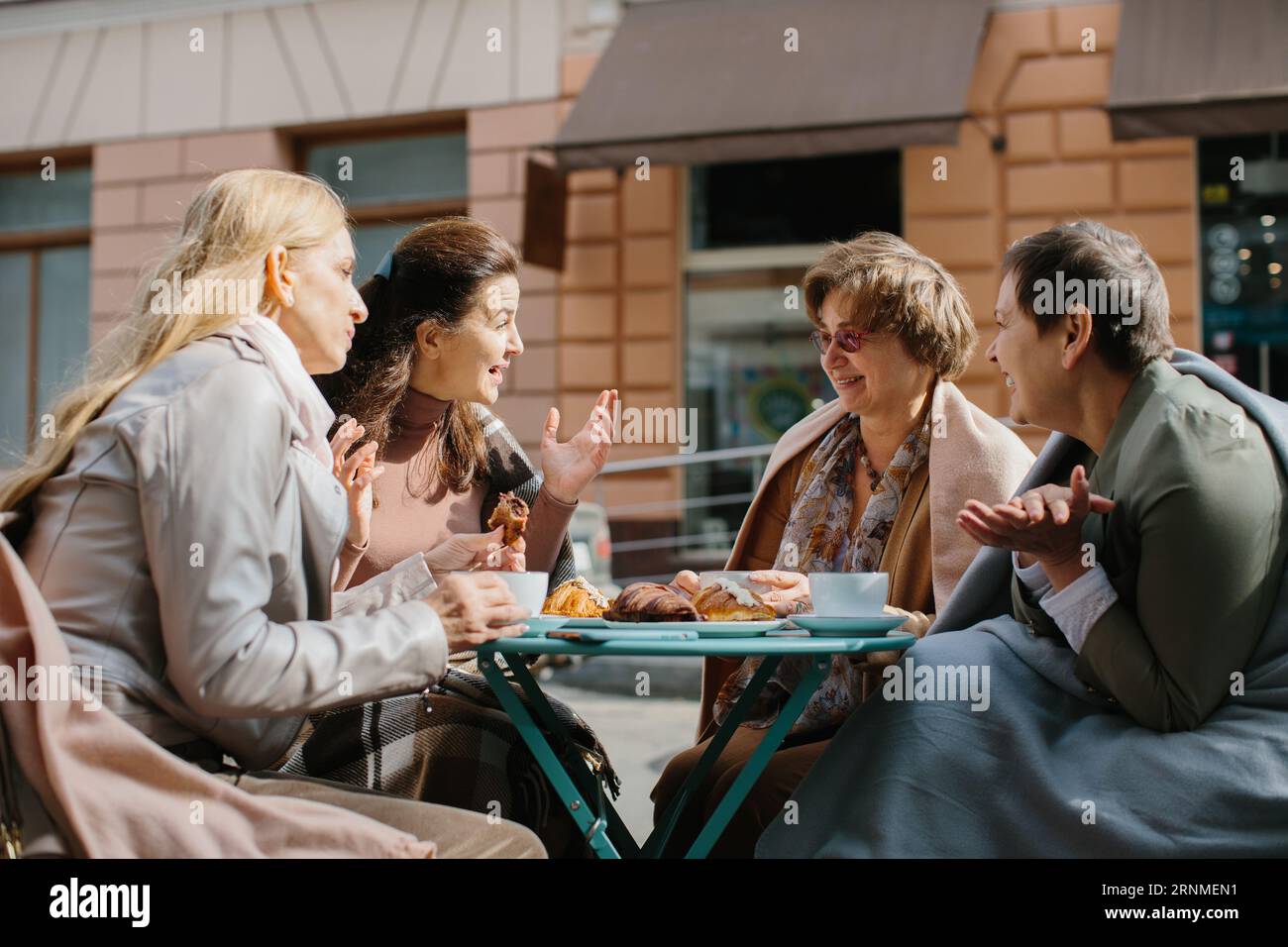 People sit drink coffee outside hi-res stock photography and images - Alamy