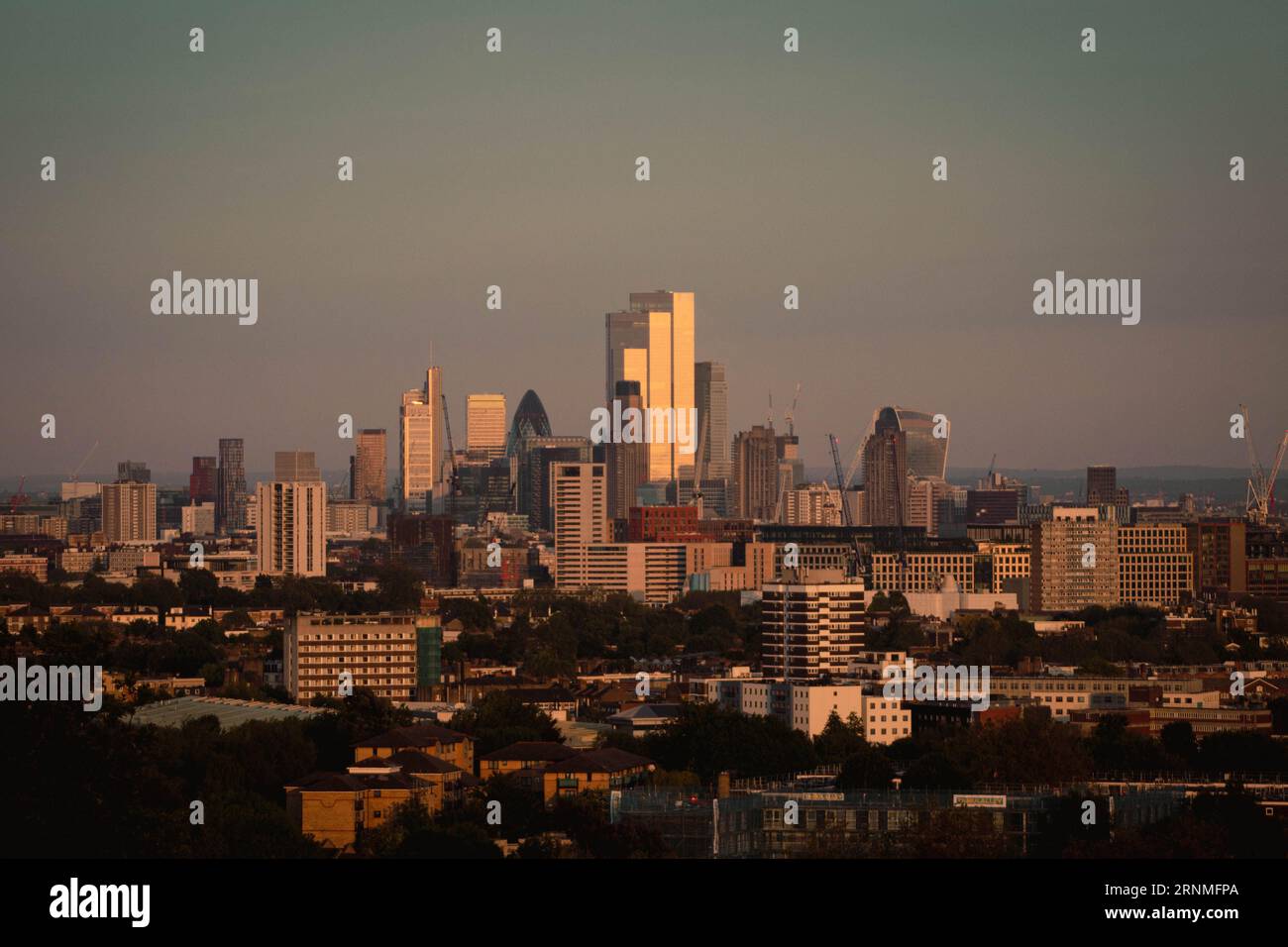 Richmond park city skyline background hi-res stock photography and ...