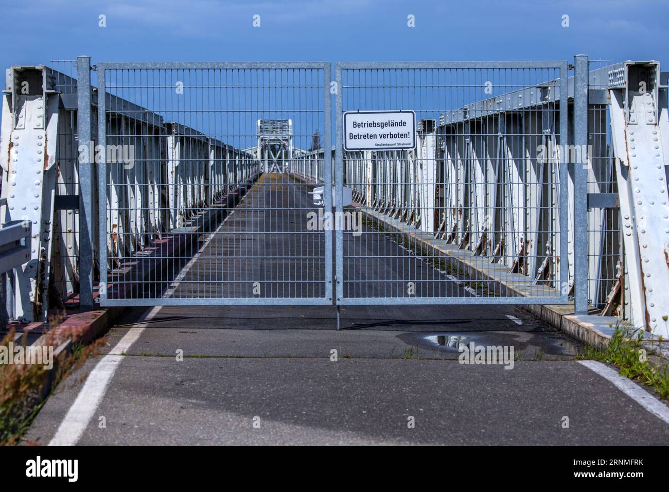 Pruchten, Germany. 10th Aug, 2023. The old Meiningen Bridge between the ...