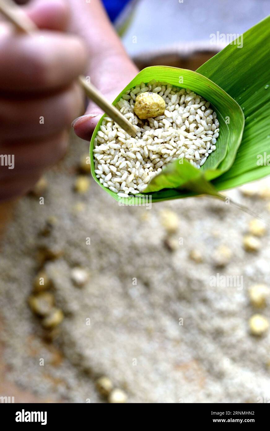 (170530) -- RONGJIANG, May 30, 2017 -- A villager makes straw-ashes ...