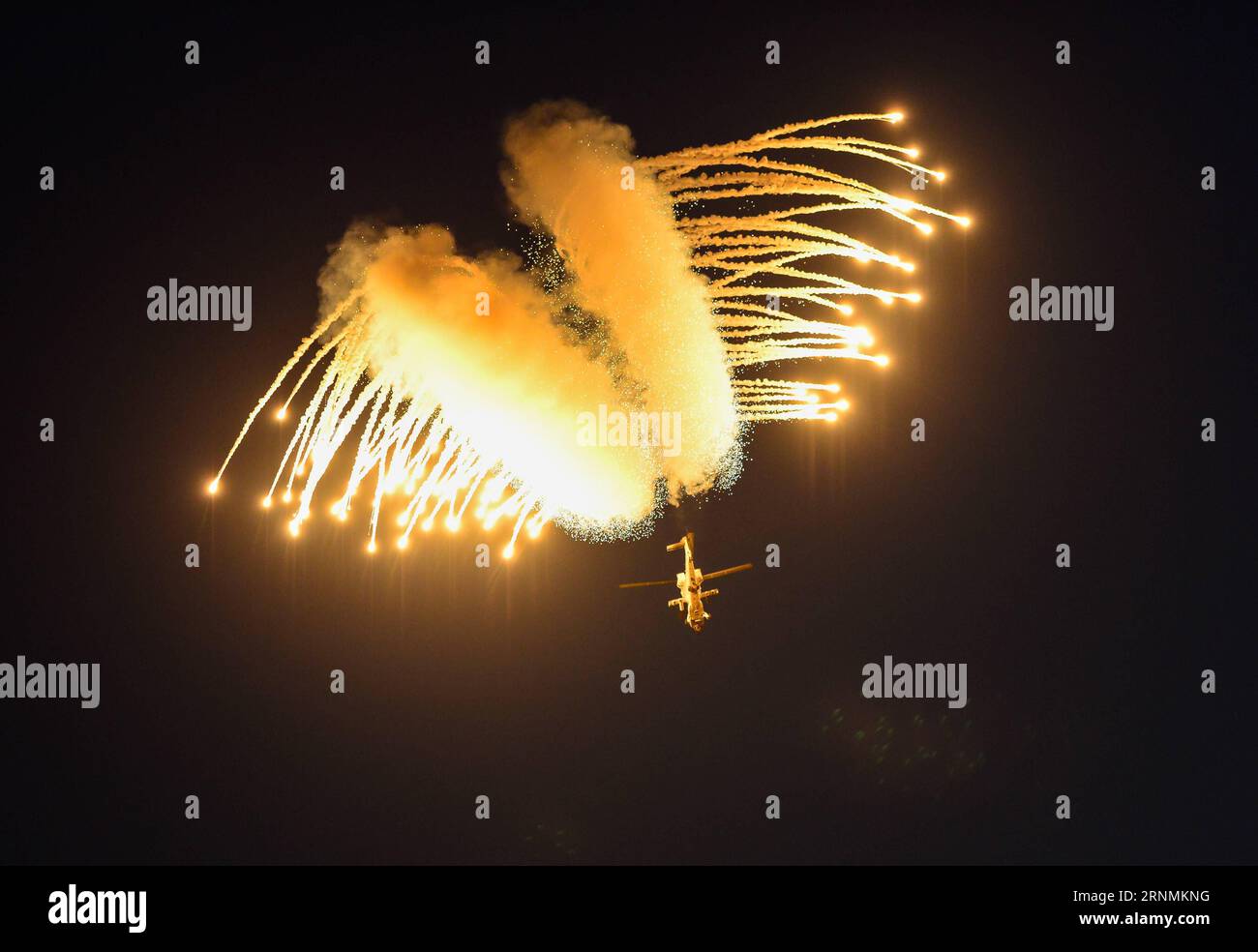 Bilder des Tages (170602) -- MAKHADO, June 2, 2017 -- A Rooivalk ...