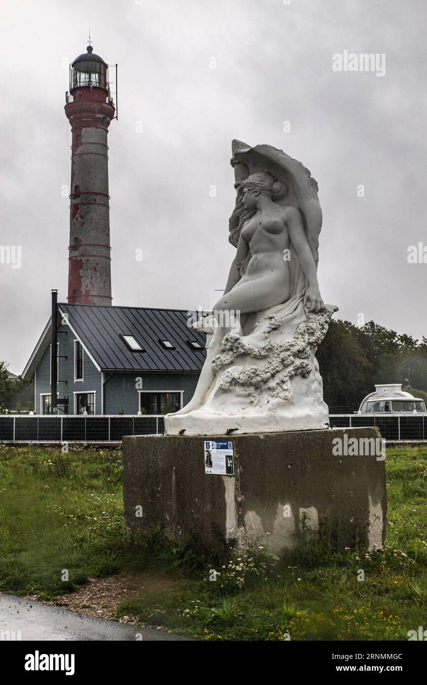 Sculpture 'Le dernier soupir du navire' et le phare de Pakri Stock ...