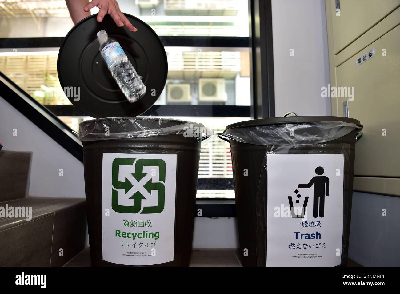 (170605) -- TAIPEI, June 5, 2017 -- A resident throws garbage into ...