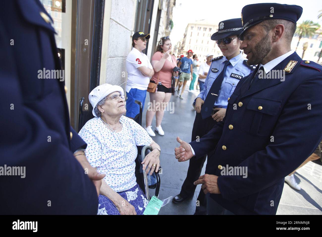 (170605) -- ROME, June 5, 2017 -- A Chinese police officer and an ...