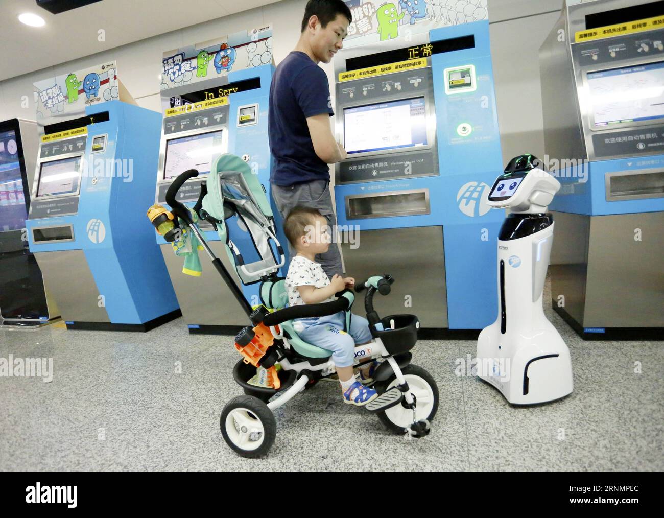 Robot child help hi-res stock photography and images - Alamy