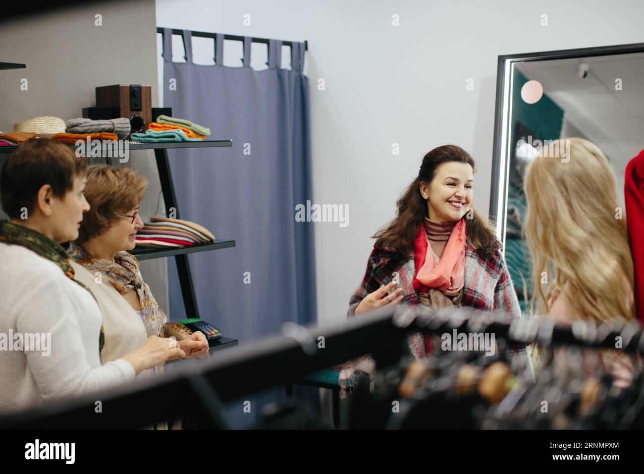Senior woman store fitting room hi-res stock photography and images - Alamy