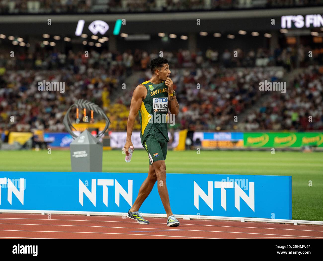 Wayde Van Niekerk of South Africa competing in the men's 400m Final on ...