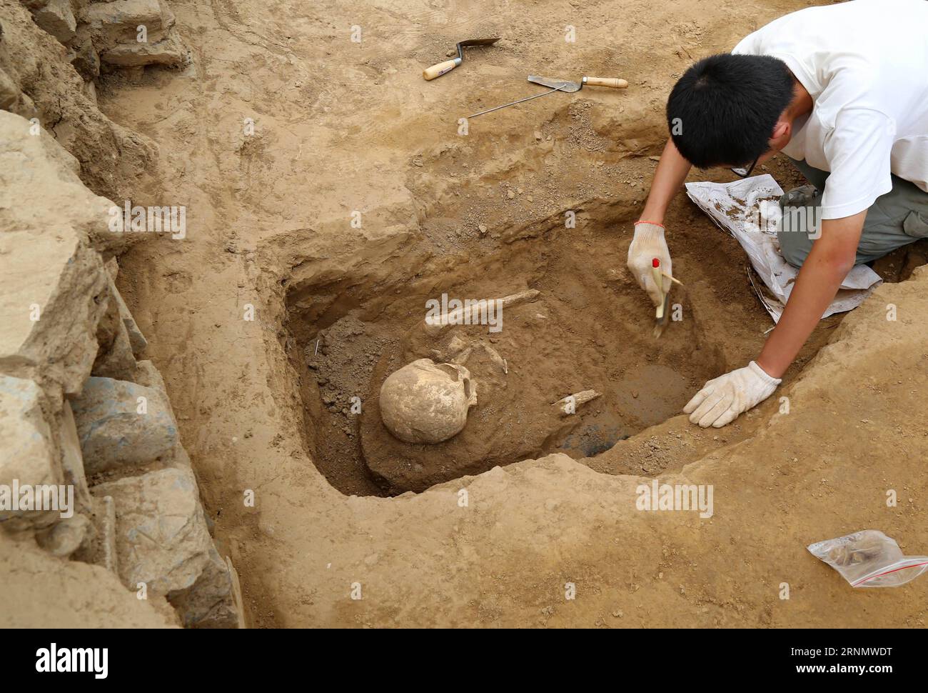 (170613) -- SHIJIAZHUANG, June 13, 2017 -- An archaeologist works ...