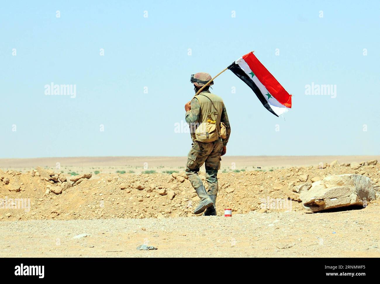 (170613) -- HOMS, June 13, 2017 -- A Syrian soldier holds the Syrian ...
