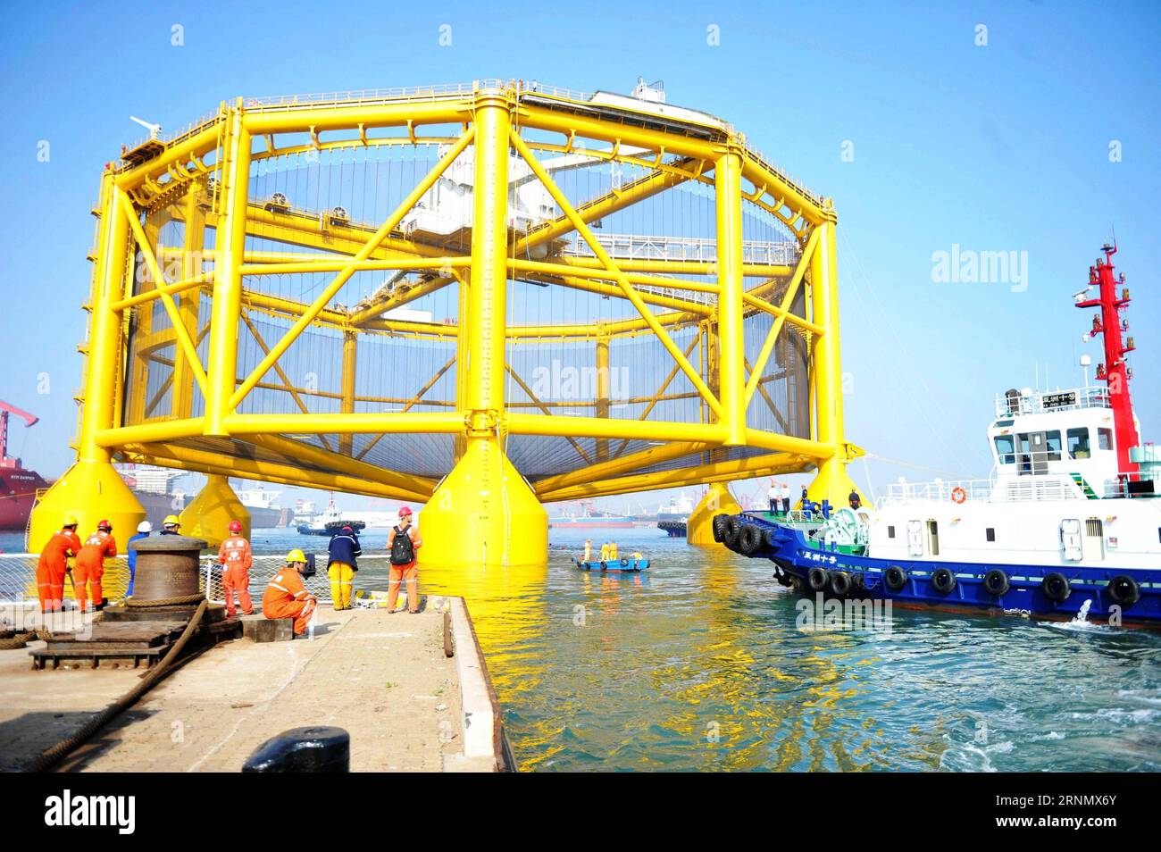 Tugboat at a dock hi-res stock photography and images - Alamy
