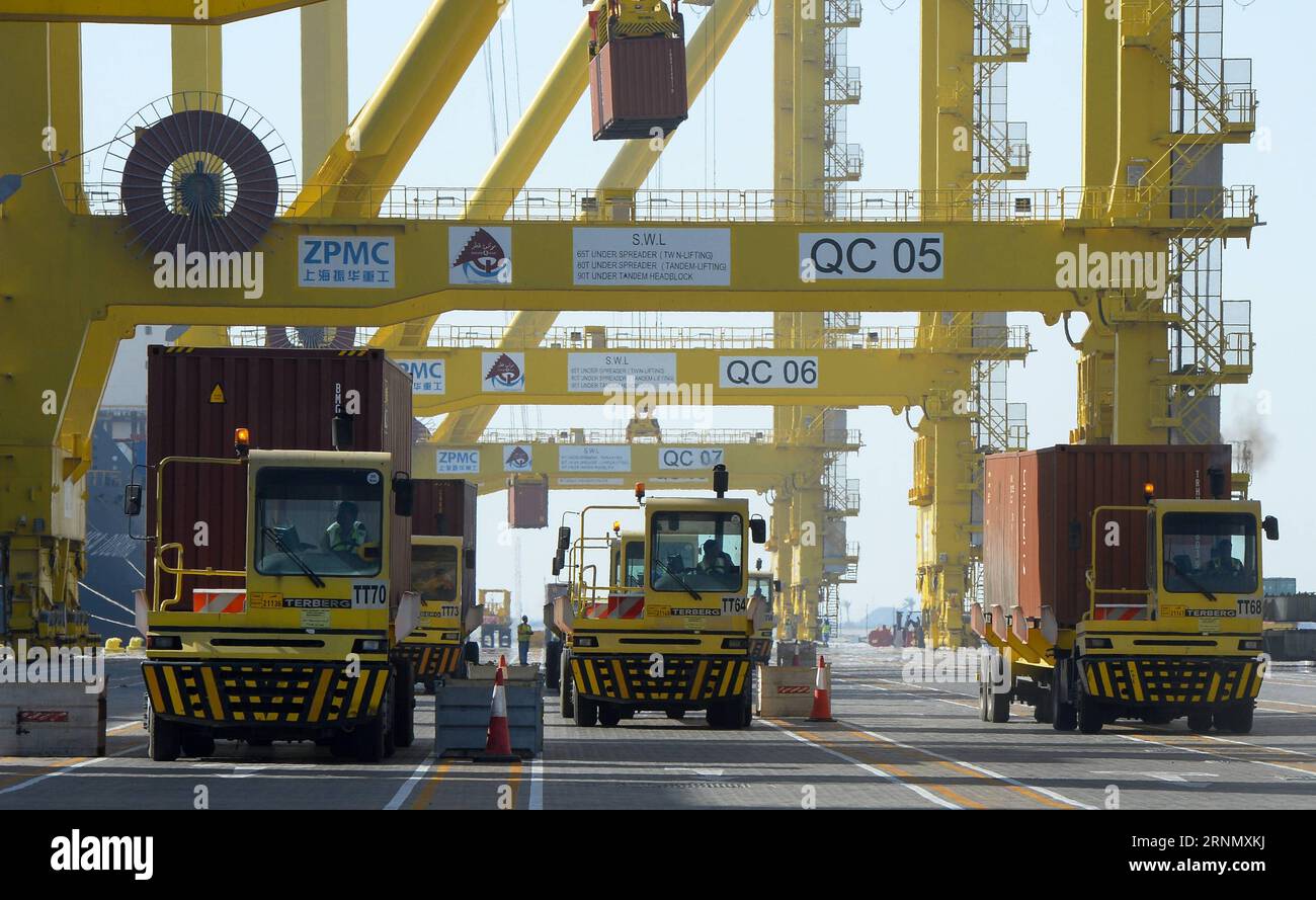 Doha port containers hi-res stock photography and images - Alamy