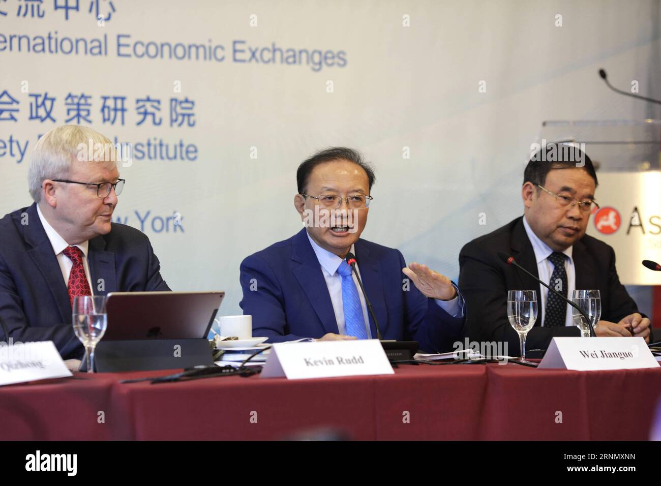 Twolargest hi-res stock photography and images - Alamy