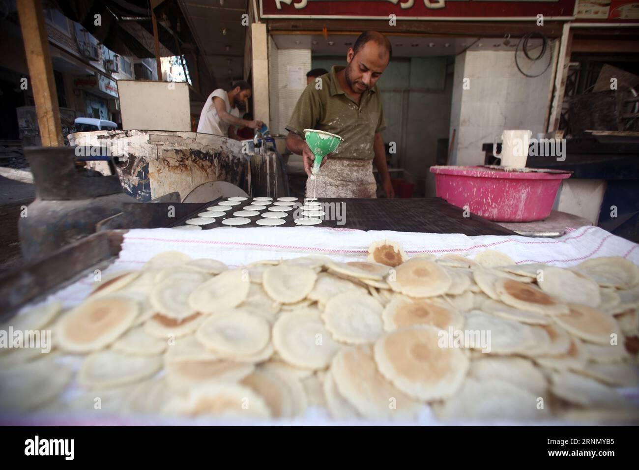 (170616) -- GIZA, June 16, 2017 -- An Egyptian baker makes qatayef, a ...