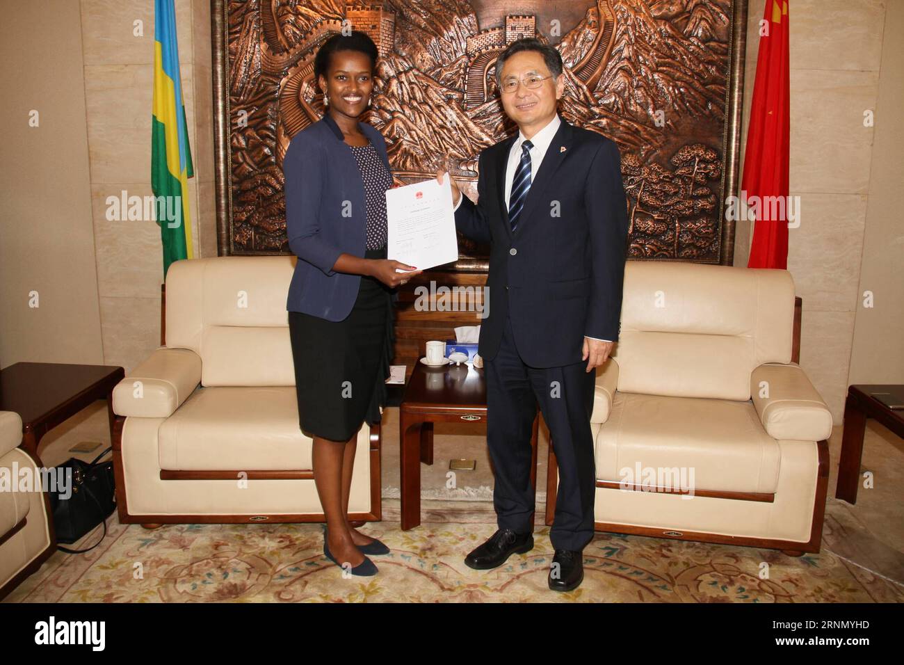 (170616) -- KIGALI, June 16, 2017 -- Rao Hongwei (R), the Chinese ...