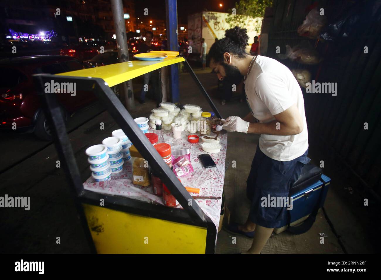 (170620) -- CAIRO, June 20, 2017 -- An Egyptian young man prepares food ...