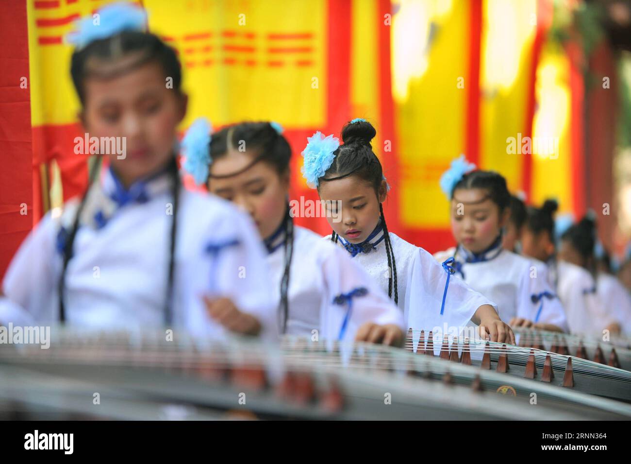 (170622) -- TIANSHUI, June 22, 2017 -- Girls play Guzheng, a 21 or 25 ...