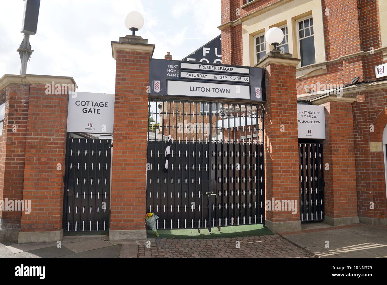 Harrods owner mohamed al fayed hi-res stock photography and images - Alamy