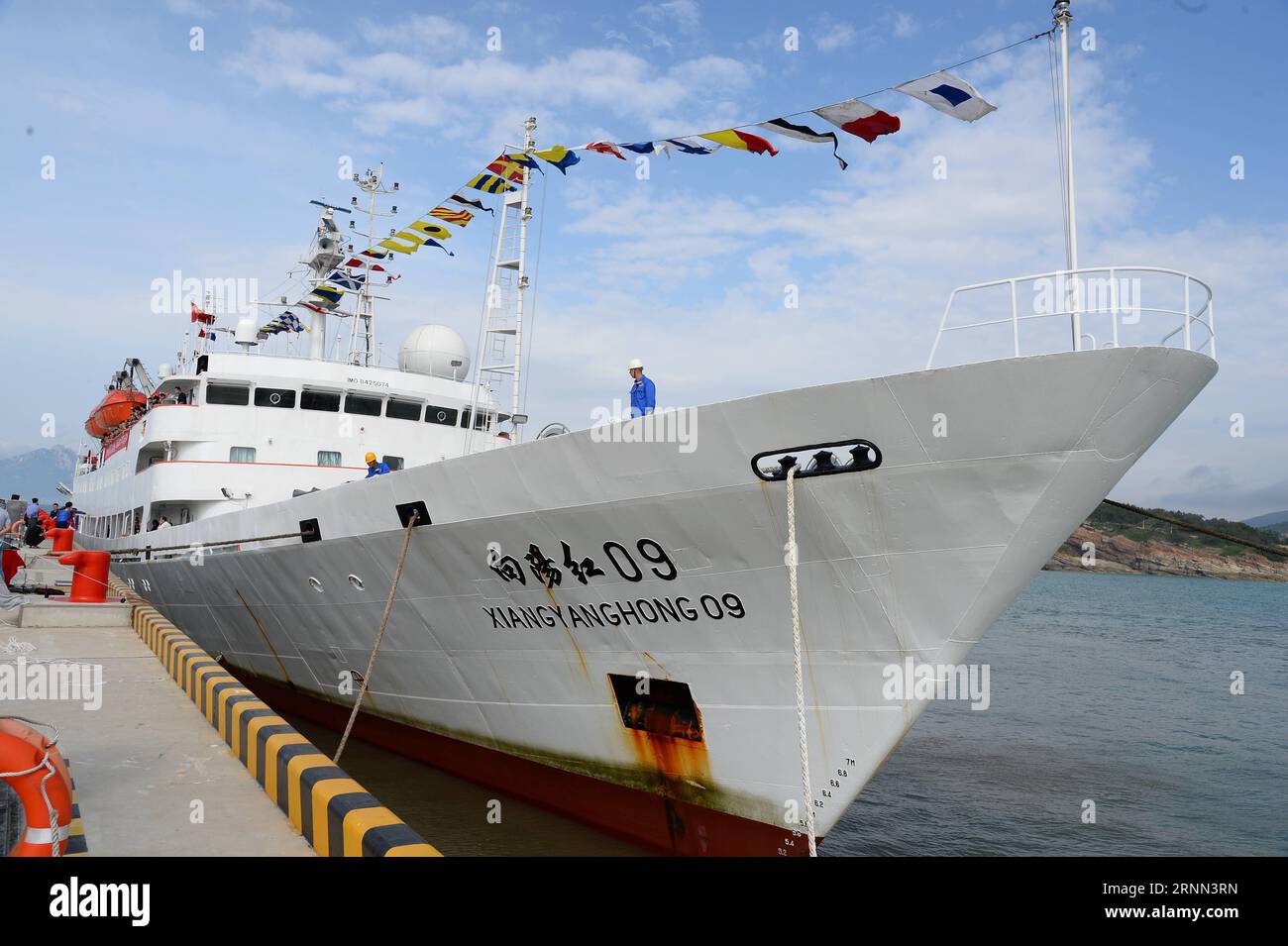 (170623) -- QINGDAO, June 23, 2017 -- Xiangyanghong 09, the mothership ...