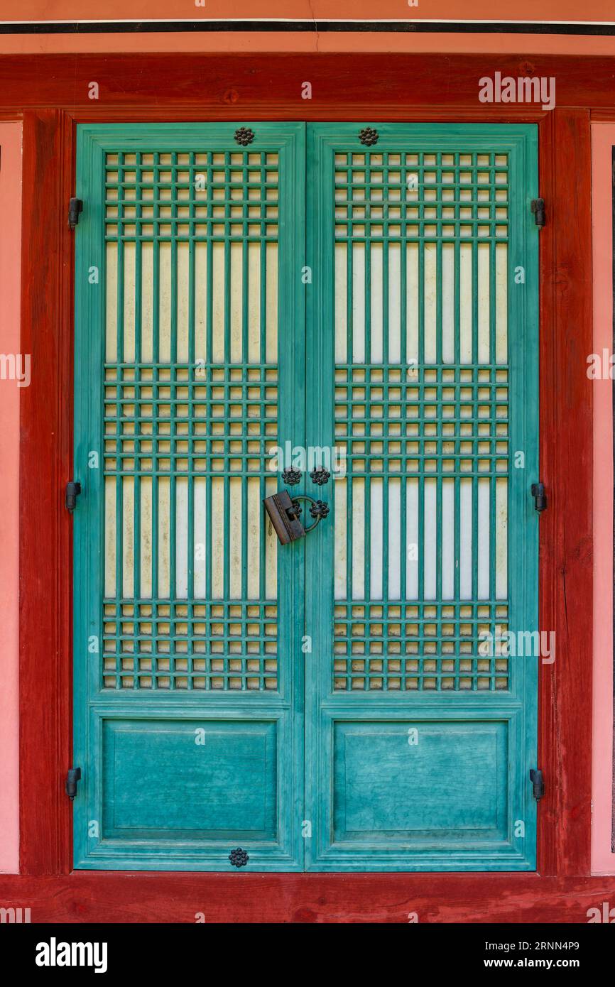 Old door in Gyeongbokgung Palace from Seoul South korea Stock Photo - Alamy