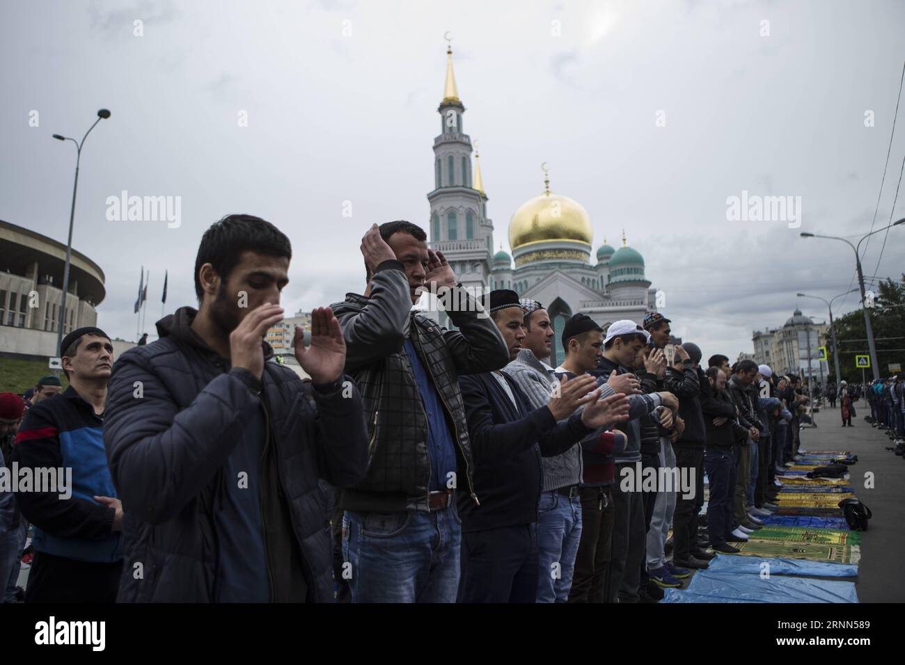 (170625) -- MOSCOW, June 25, 2017 -- Muslim men perform Eid al-Fitr ...