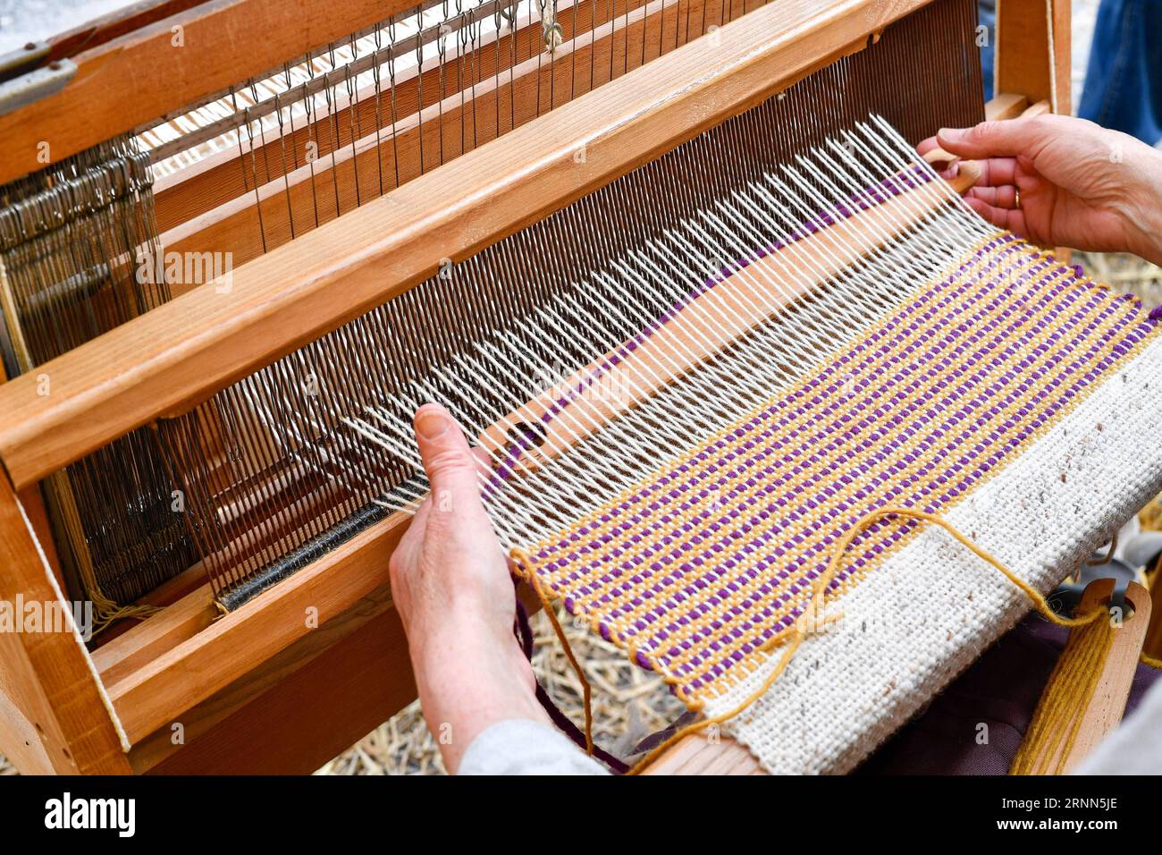 (170625) -- PROVINS, June 25, 2017 -- An artisan shows the weaving ...