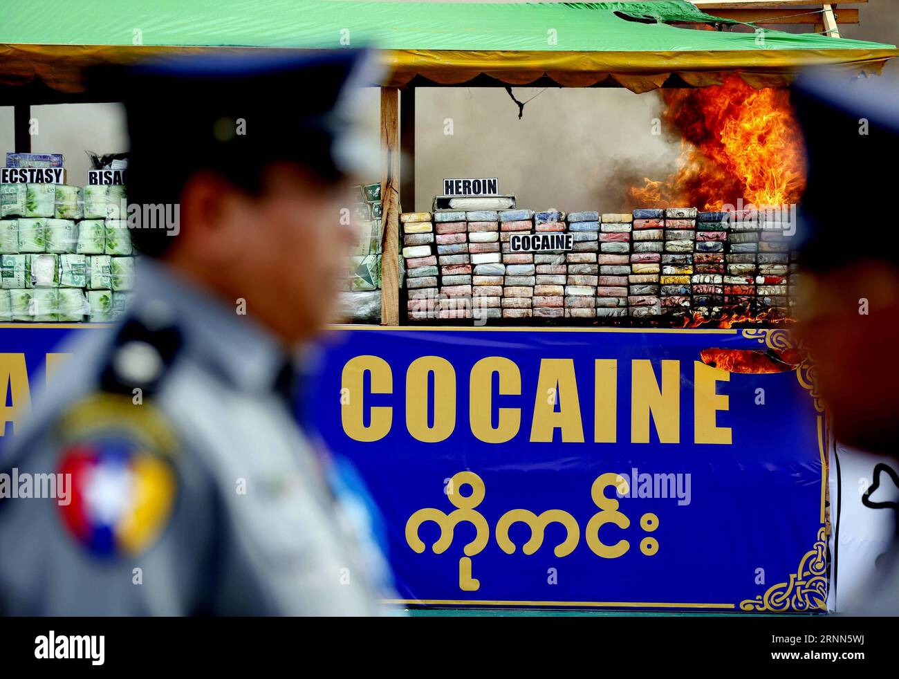 Bilder des Tages (170626) -- YANGON, June 26, 2017 -- Policemen walk ...