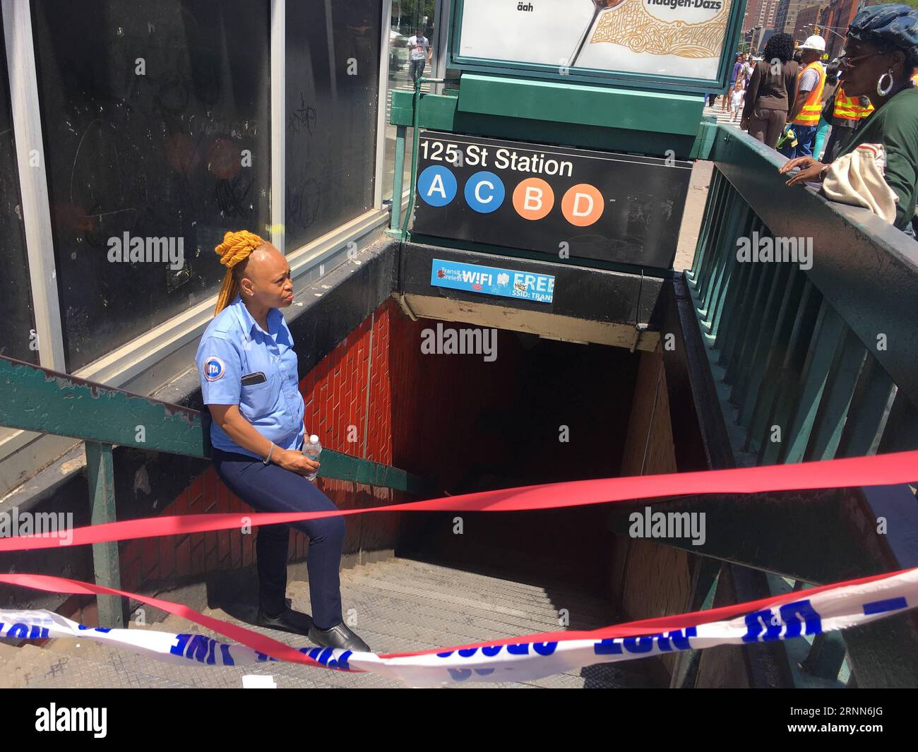 125 street subway station hi-res stock photography and images - Alamy
