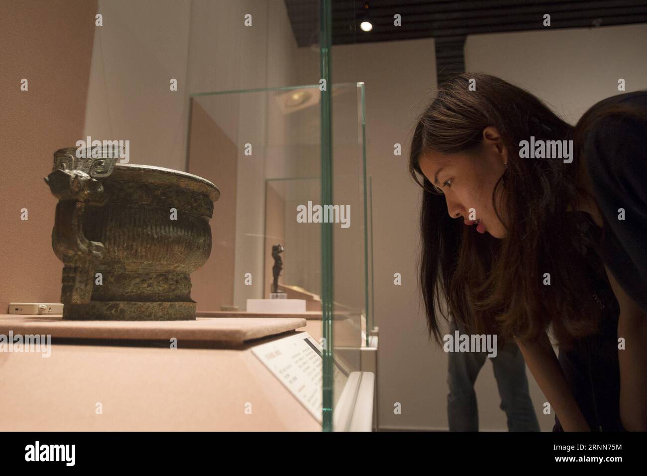 100 objects british museum hi-res stock photography and images - Alamy