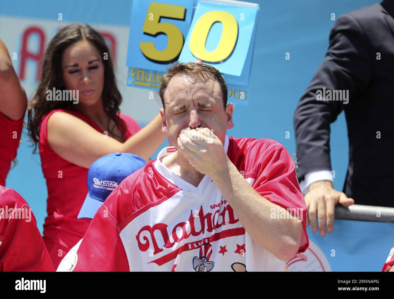 Man eating hot dog new york hi-res stock photography and images - Alamy