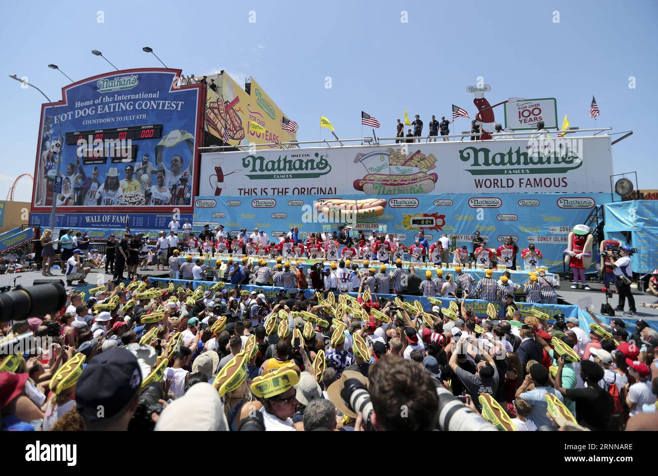 Man eating hot dog new york hi-res stock photography and images - Alamy