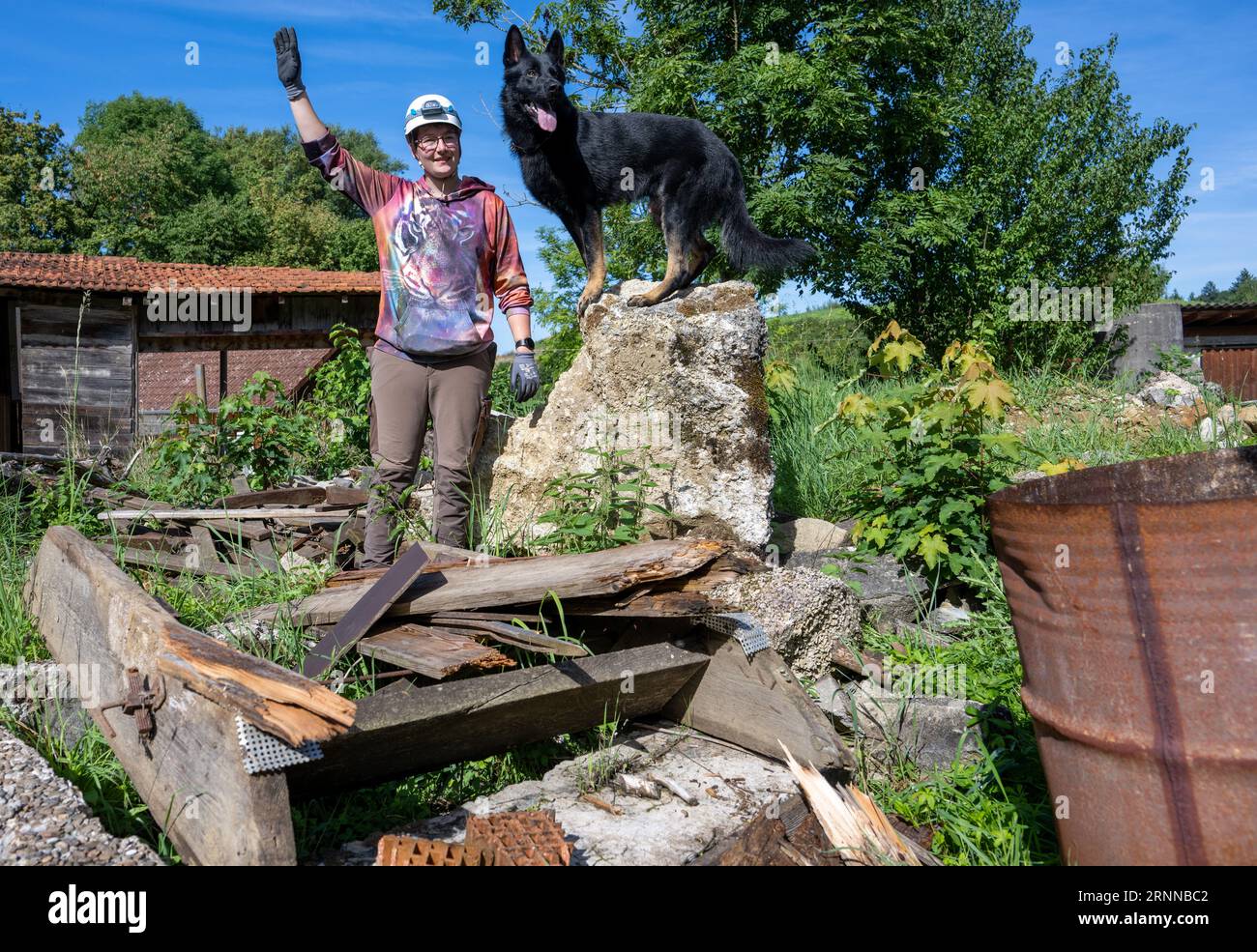 Schlierbach, Germany. 02nd Sep, 2023. Dog handler Kim Freiburg searches ...