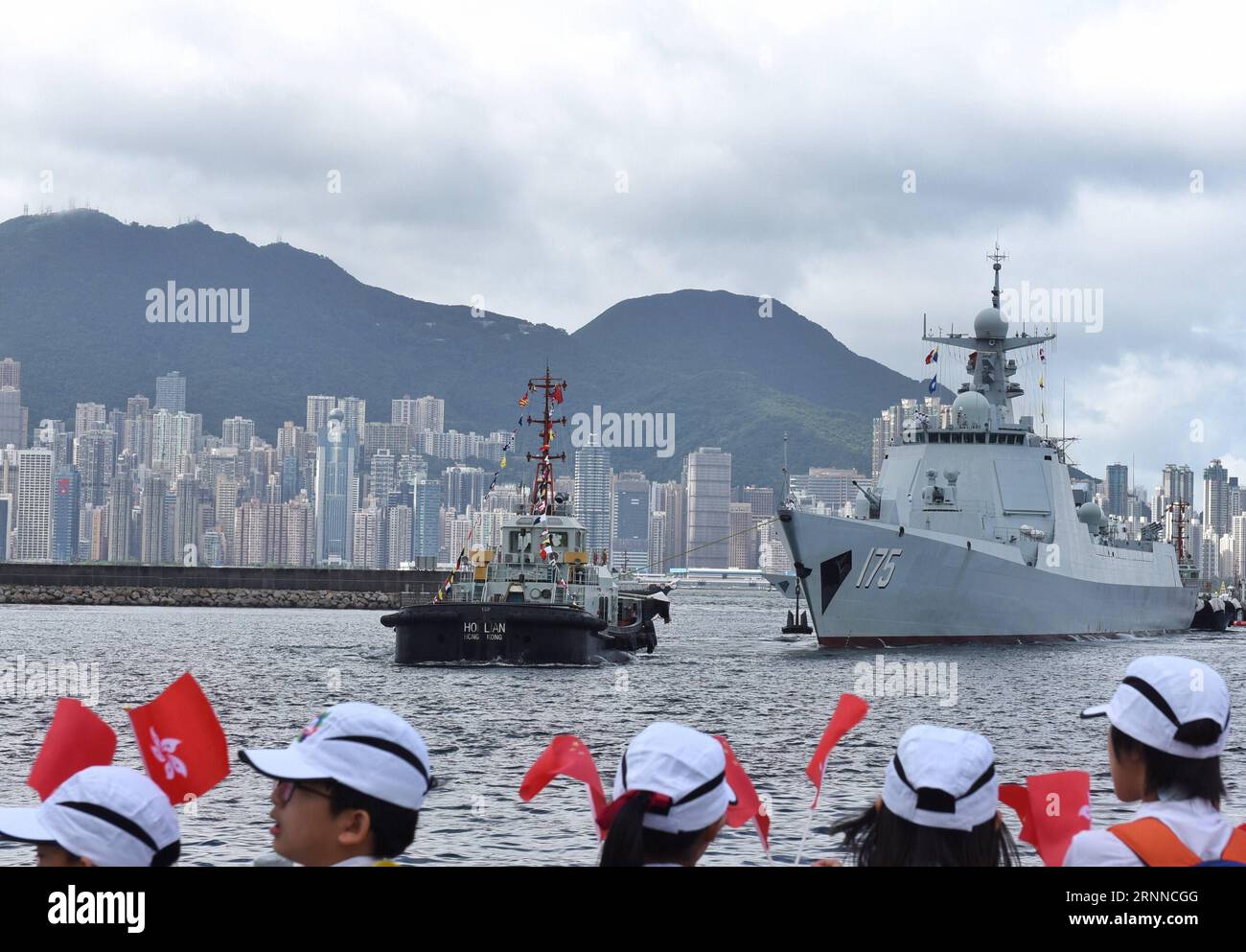 (170707) -- HONG KONG, July 7, 2017 -- Chinese destroyer Yinchuan is ...