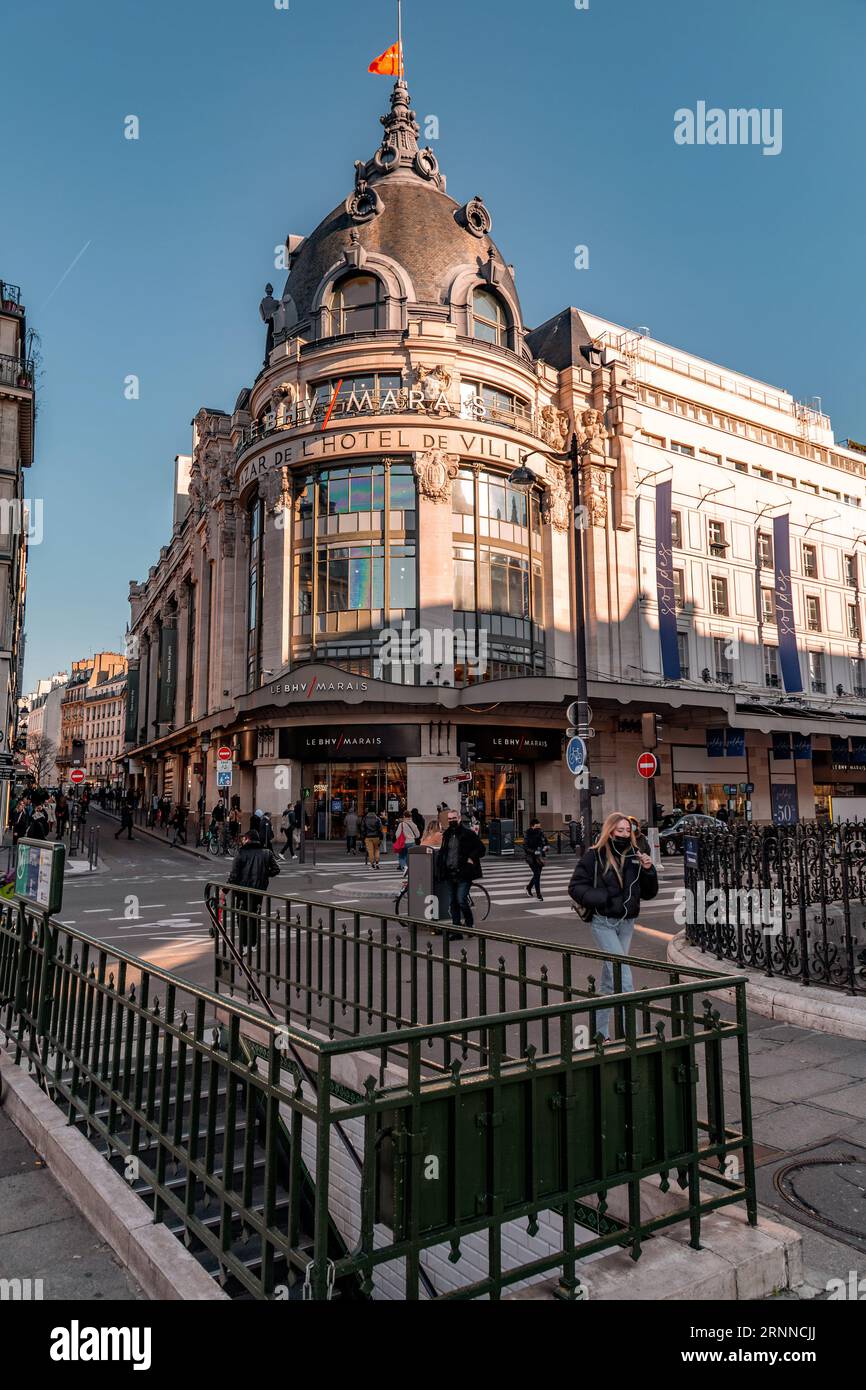 Corner building cafe paris hi-res stock photography and images - Alamy