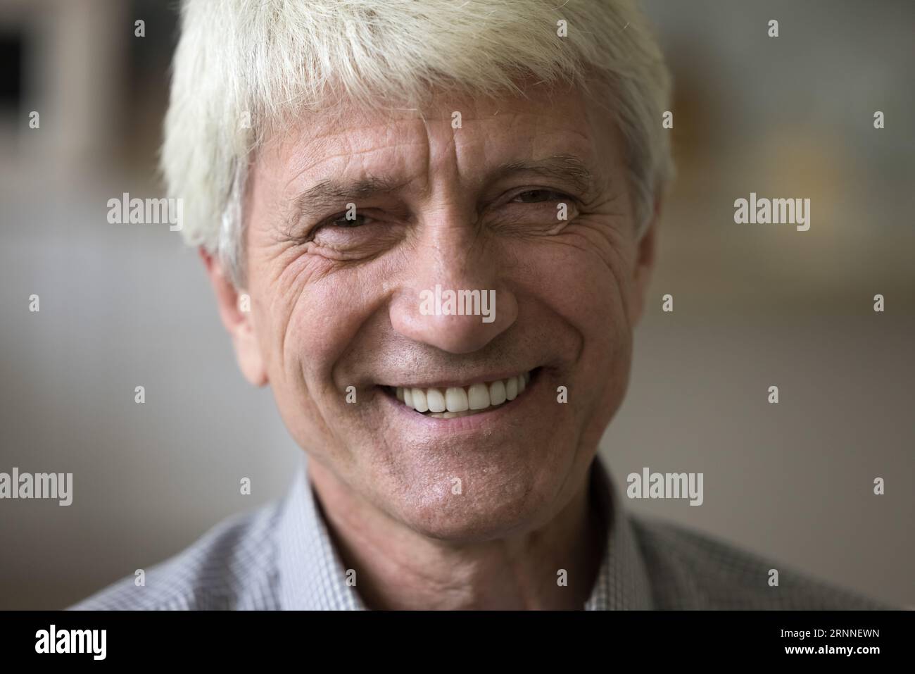 Cheerful old man with wrinkles and gray hair close up Stock Photo - Alamy