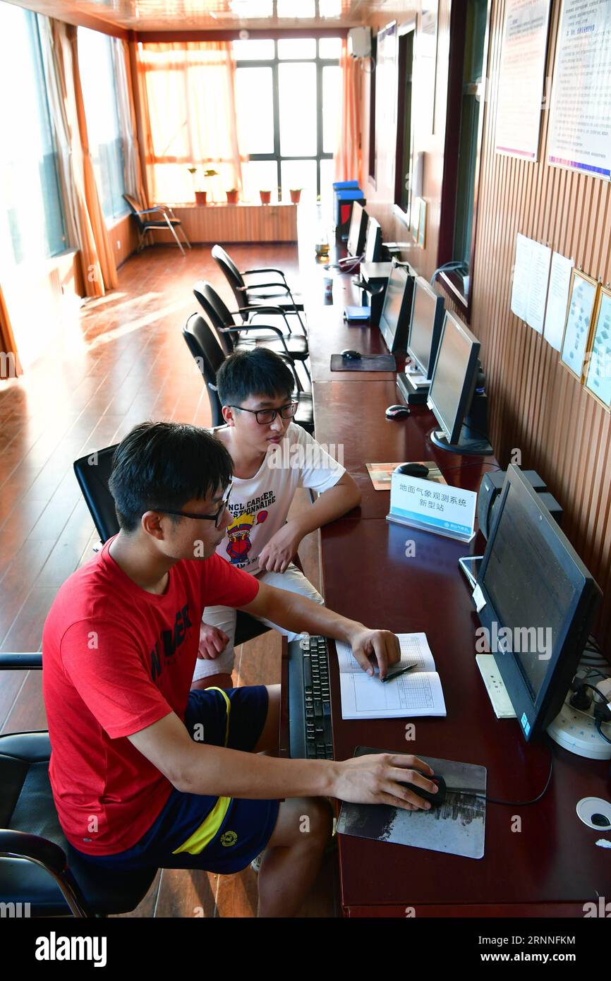 (170712) -- ZHENGZHOU, July 12, 2017 -- Jiang Chao (front), a ...