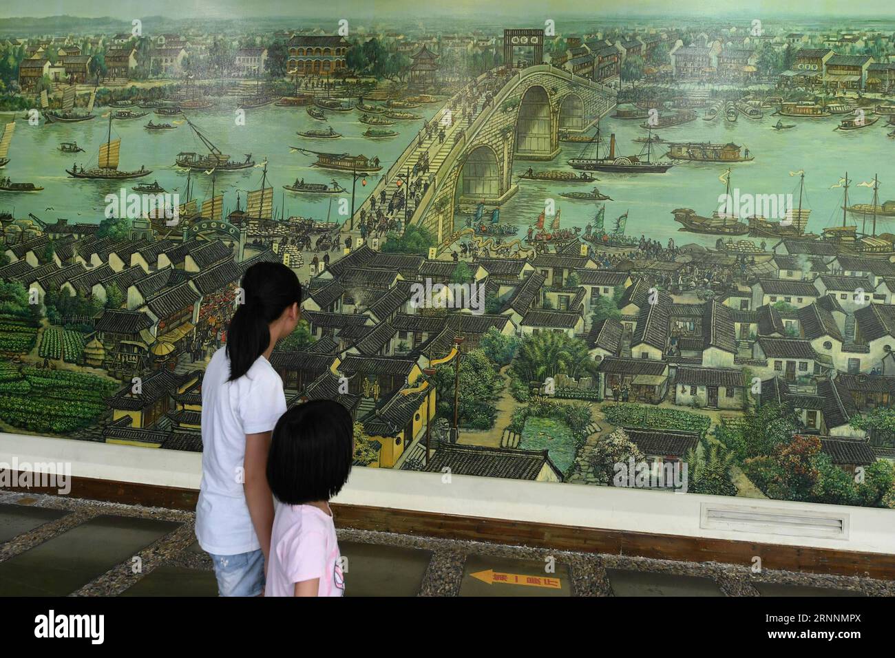 (170721) -- HANGZHOU, July 21, 2017 -- Children view a wall painting ...
