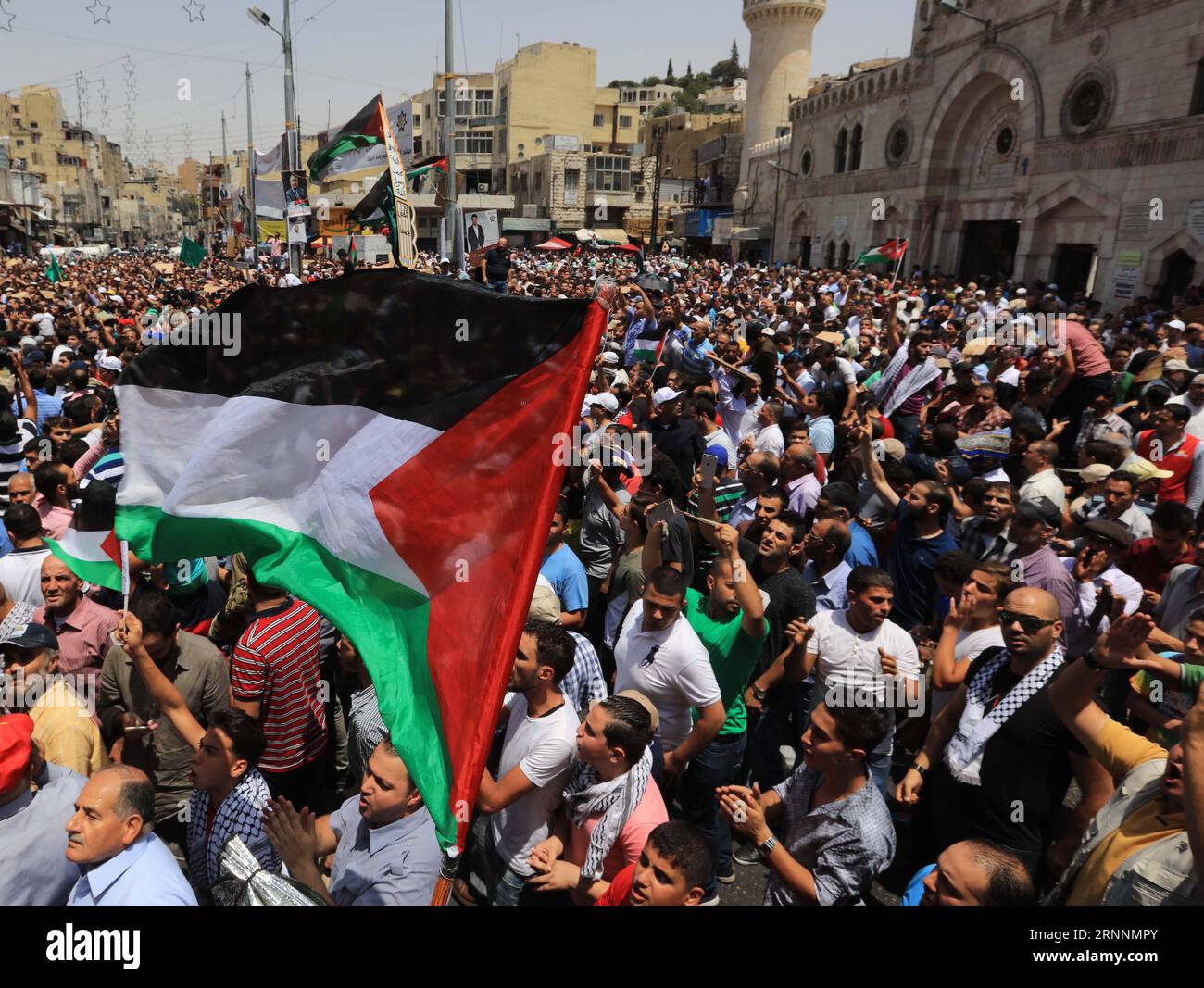 (170721) -- AMMAN, July 21, 2017 -- Protestors participate in a ...