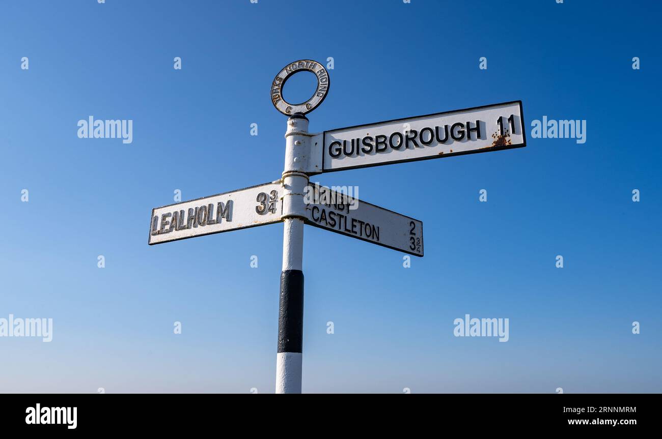 Moss covered road sign hi-res stock photography and images - Alamy
