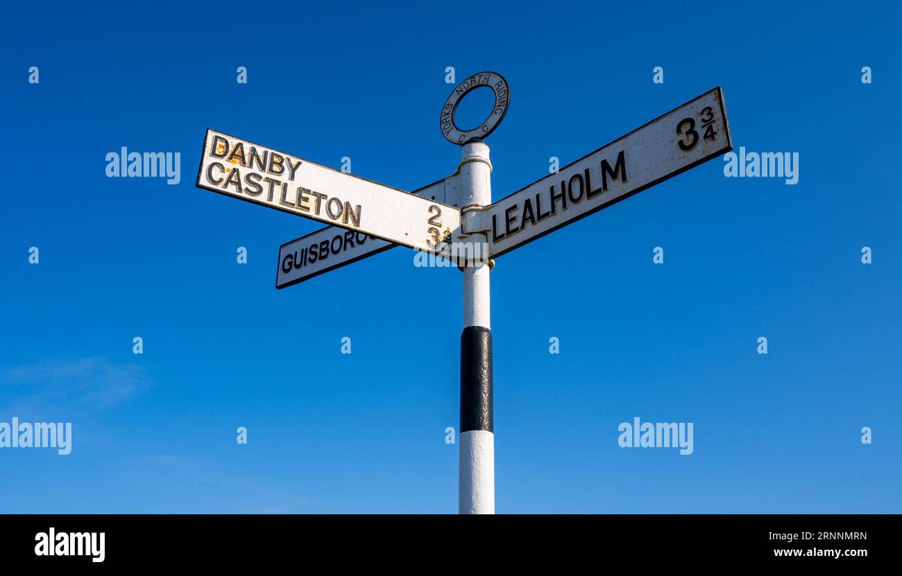 Moss covered road sign hi-res stock photography and images - Alamy