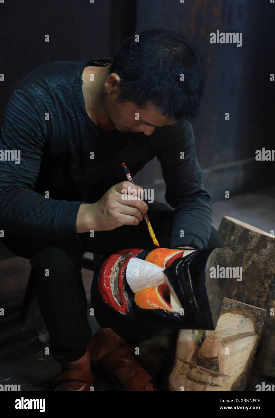 (170723) -- LIUZHOU, July 23, 2017 -- Dong Zhengnian, the apprentice of ...