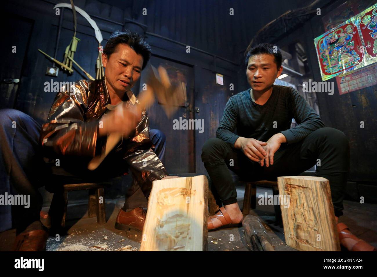 (170723) -- LIUZHOU, July 23, 2017 -- Liang Ronghua (L) carves on a ...