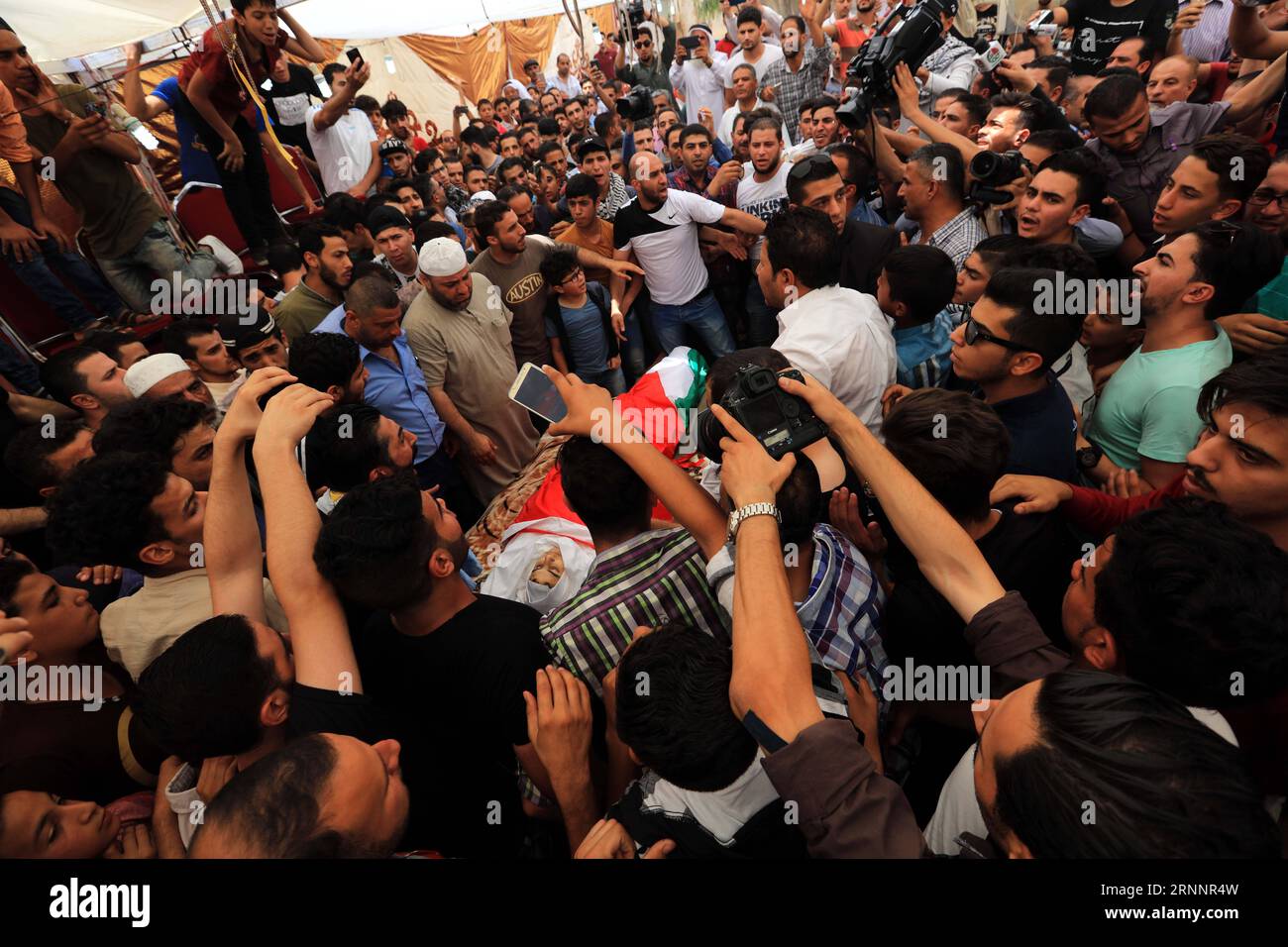 (170725) -- AMMAN, July 25, 2017 -- Jordanian people attend the funeral ...