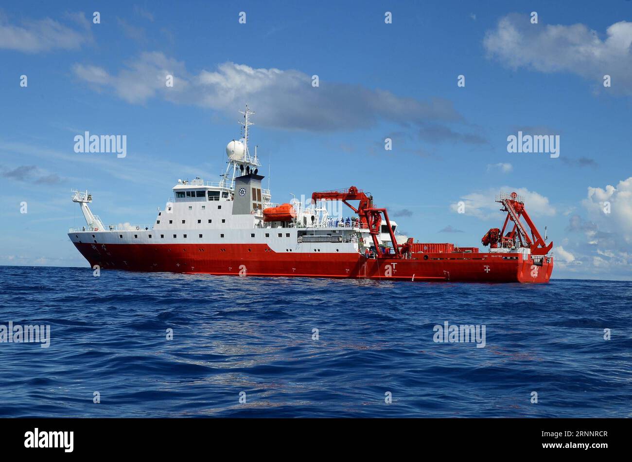(170726) -- ABOARD KEXUE VESSEL, July 26, 2017 -- Chinese research ...