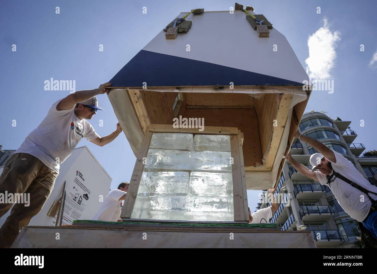 (170728) -- VANCOUVER, July 28, 2017 -- Workers place an ice box ...